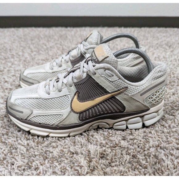 Nike | Shoes | Nike Zoom Vomero 5 Sneakers Womens Size 9 Light Bone ...